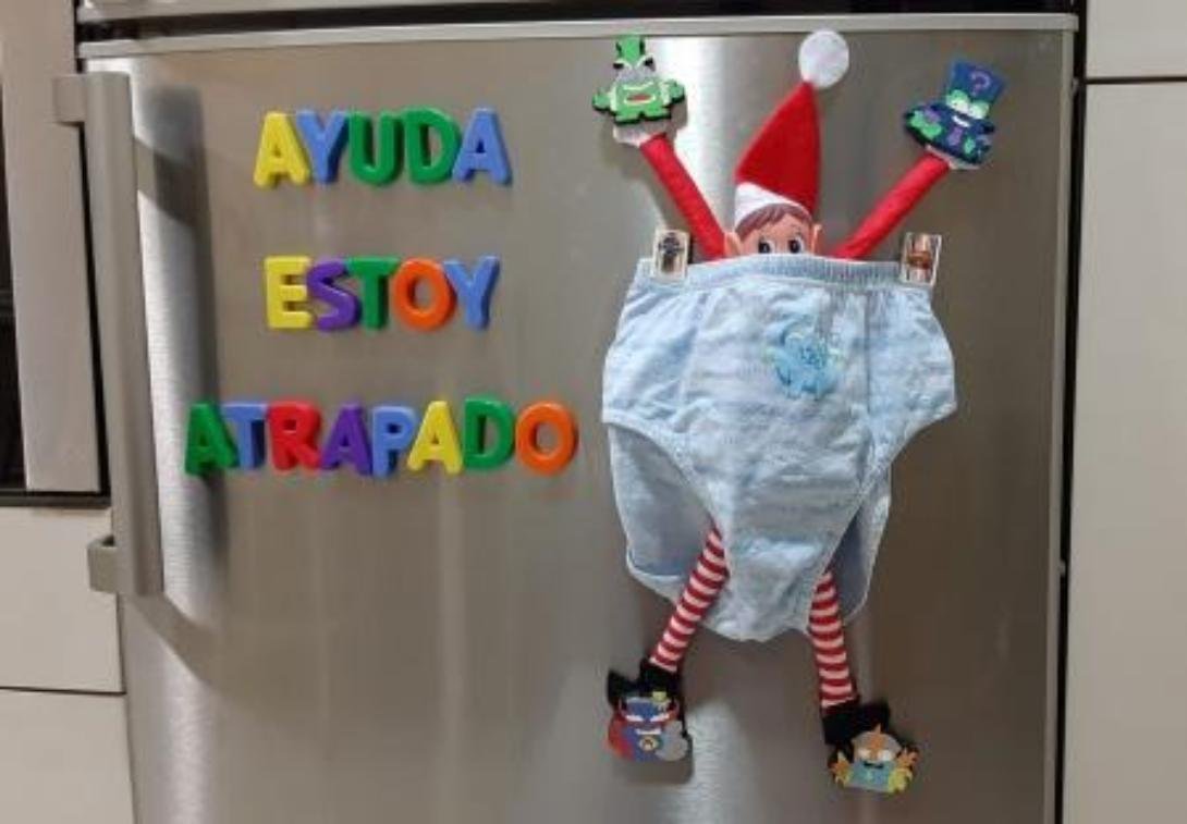 Elfo atrapado en su propia travesura - ElfoTravesuras.com